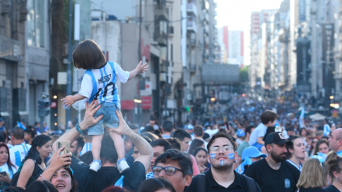 Una multitud celebró en el Obelisco el triunfo de Argentina y el pase a ...