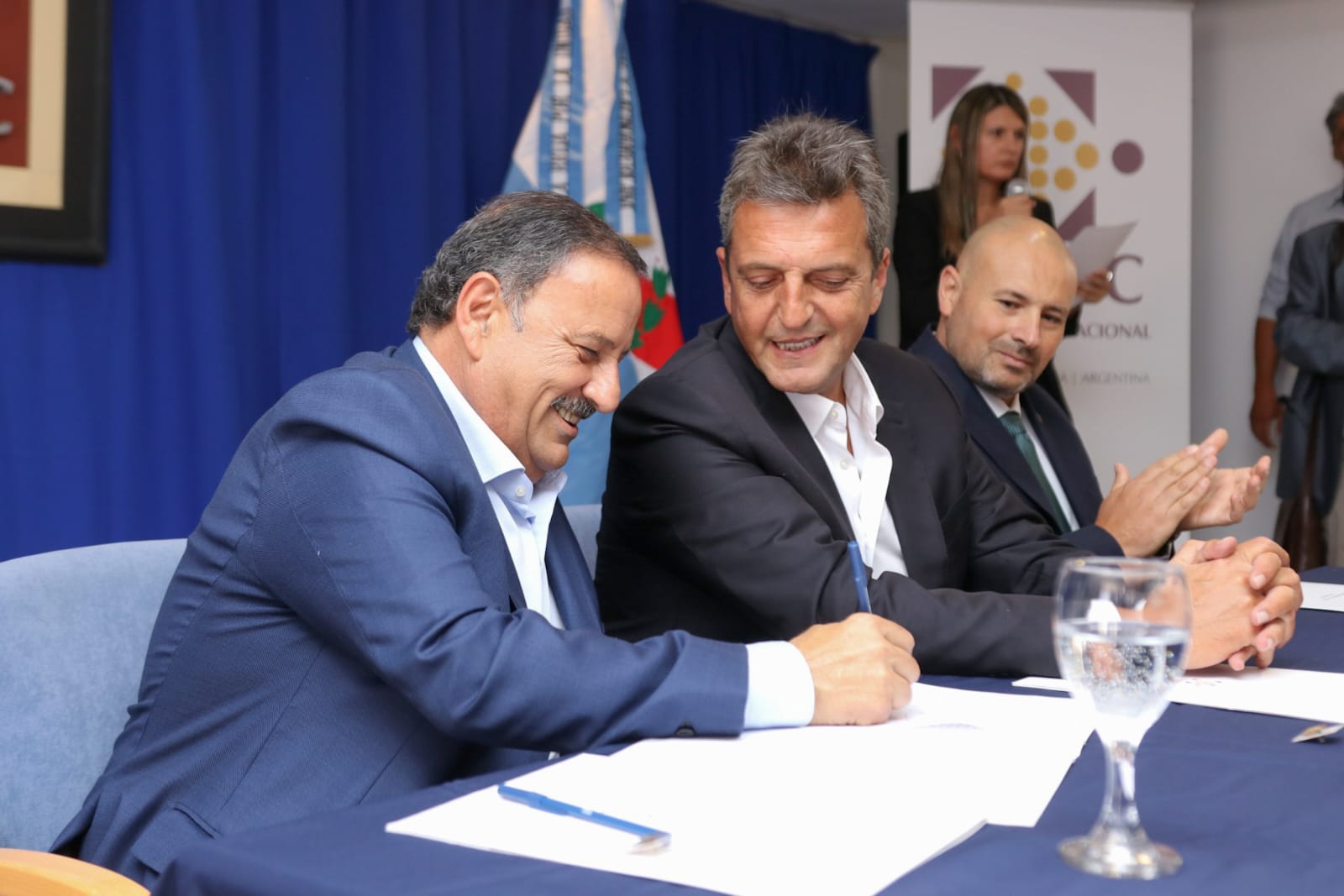 Quintela y Massa entregaron escritura para ampliación de la UNDeC