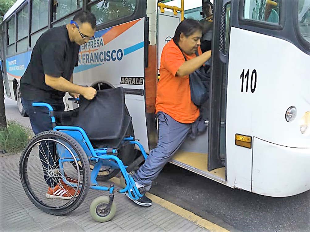 Tomar un colectivo: una odisea para personas con silla de ruedas