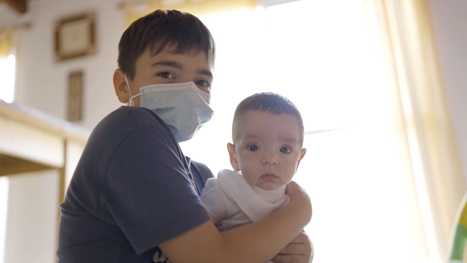 Un regalo del cielo: la historia de Eluney y su héroe Neuén