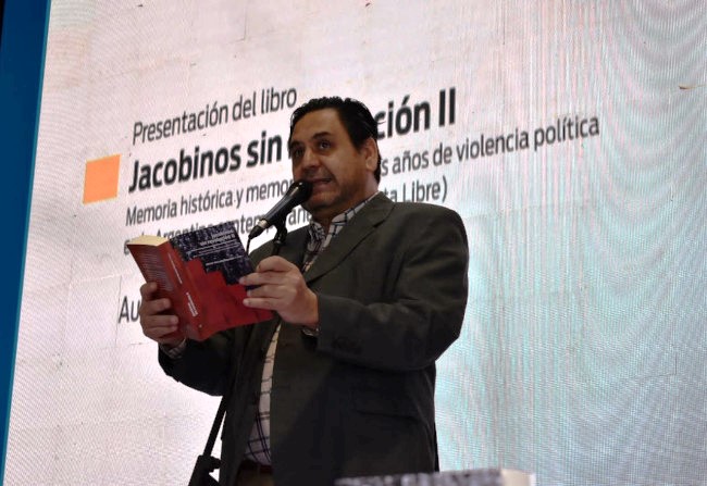 Docente de la UNLaR presentó libro en la Feria Internacional del Libro