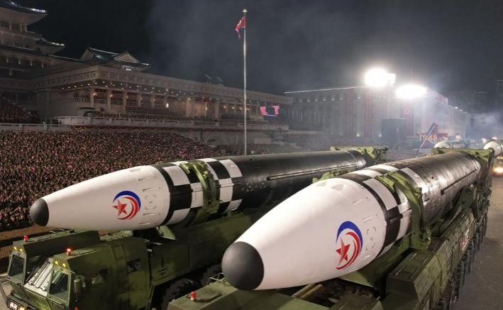 Corea del Norte expuso su arsenal militar récord en un desfile en Pyongyang