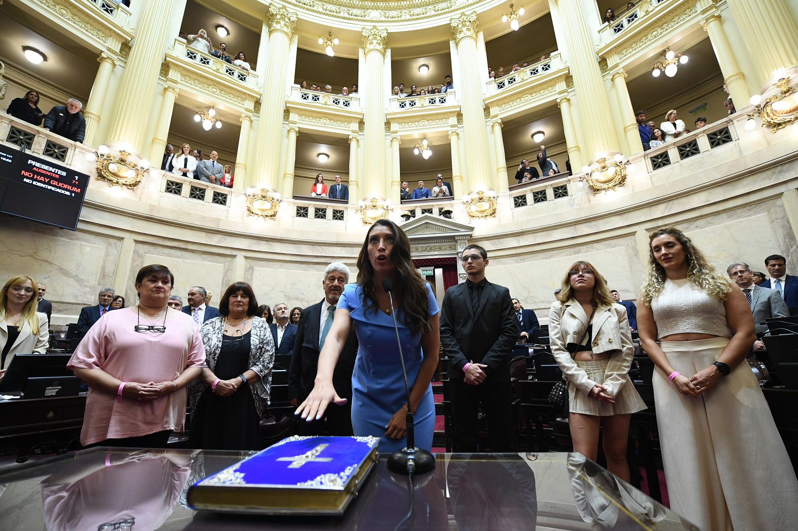 Florencia López juró como senadora y es la primer mujer del interior en ...