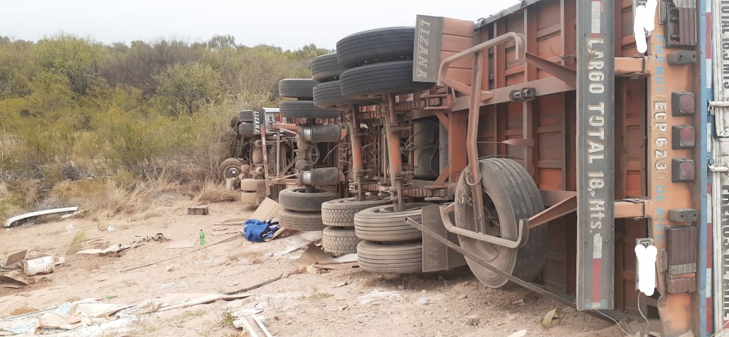Un camión perdió una rueda y provocó el vuelco de otro en Ruta Nacional 77