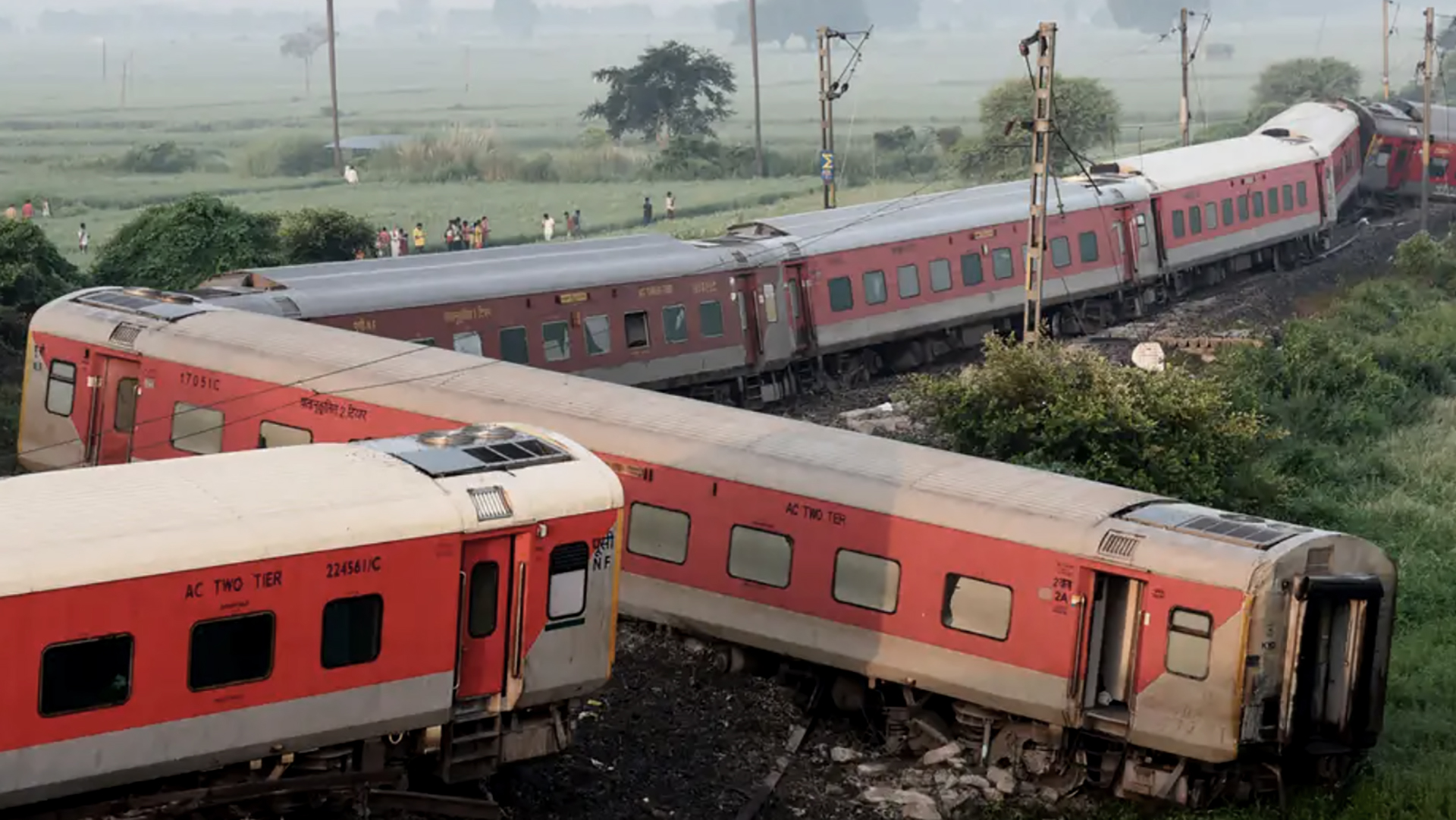 Ascienden a 13 los muertos por el choque de dos trenes en India