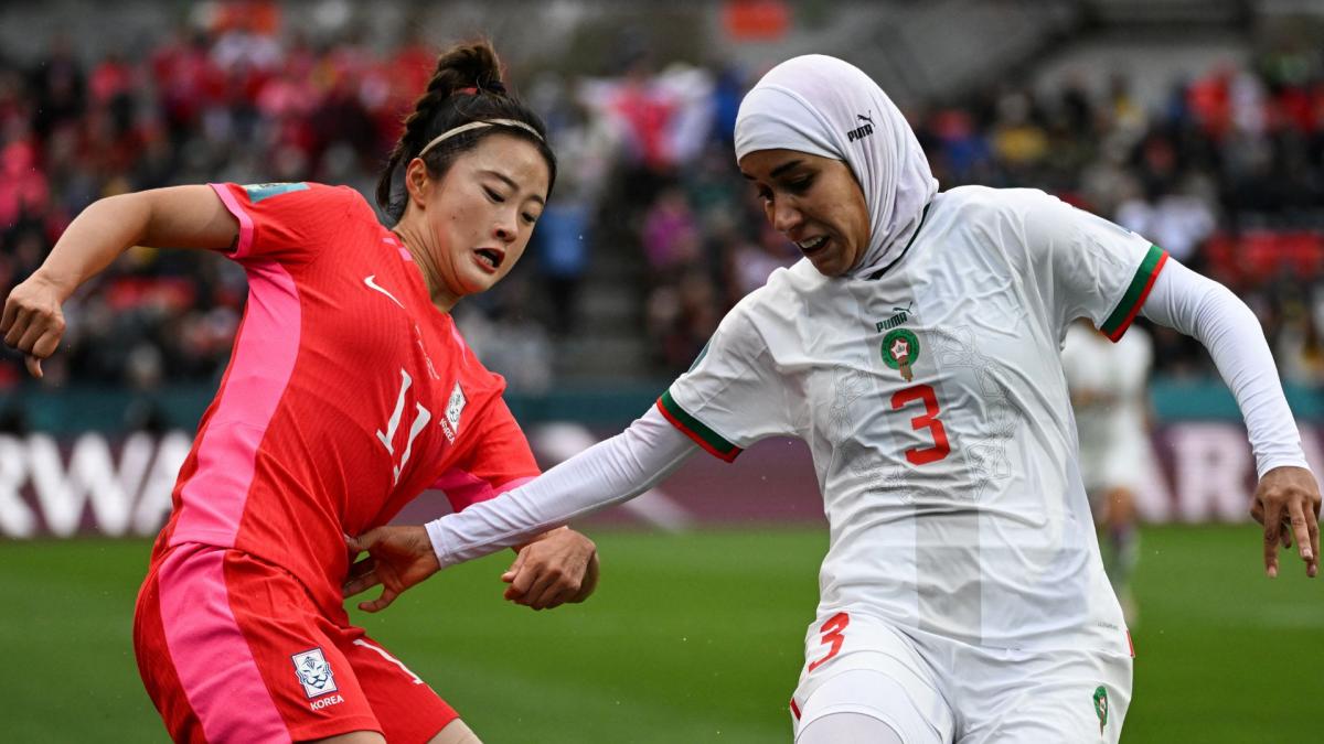 Nouhaila Benzina fue la primera jugadora en jugar con hijab en un ...
