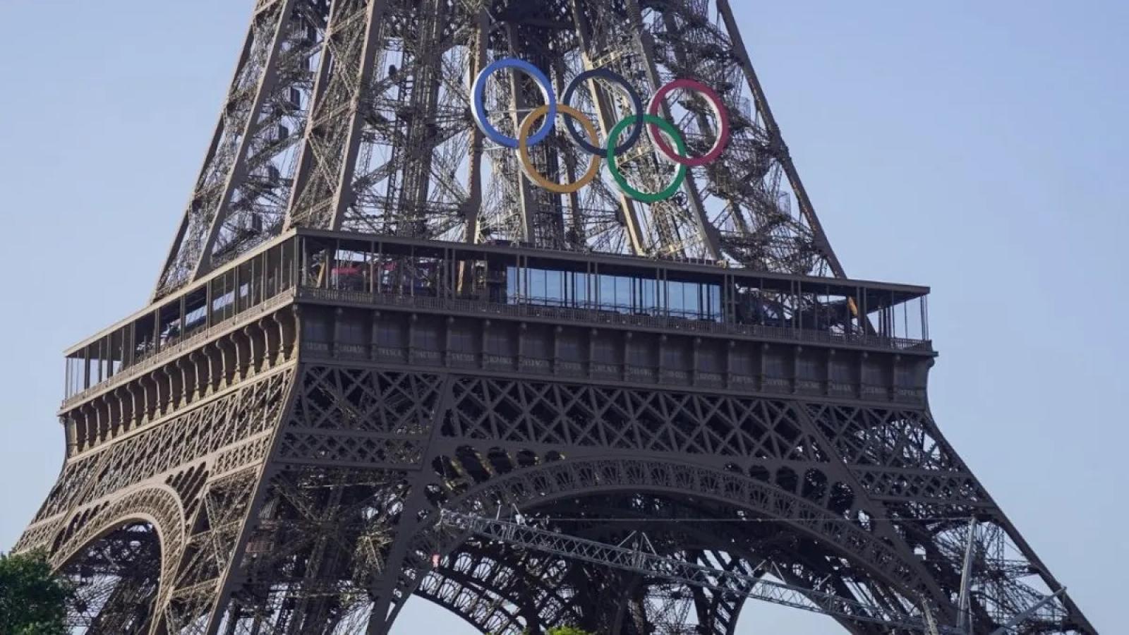 La Torre Eiffel luce los anillos olímpicos a 50 días de los Juegos de ...