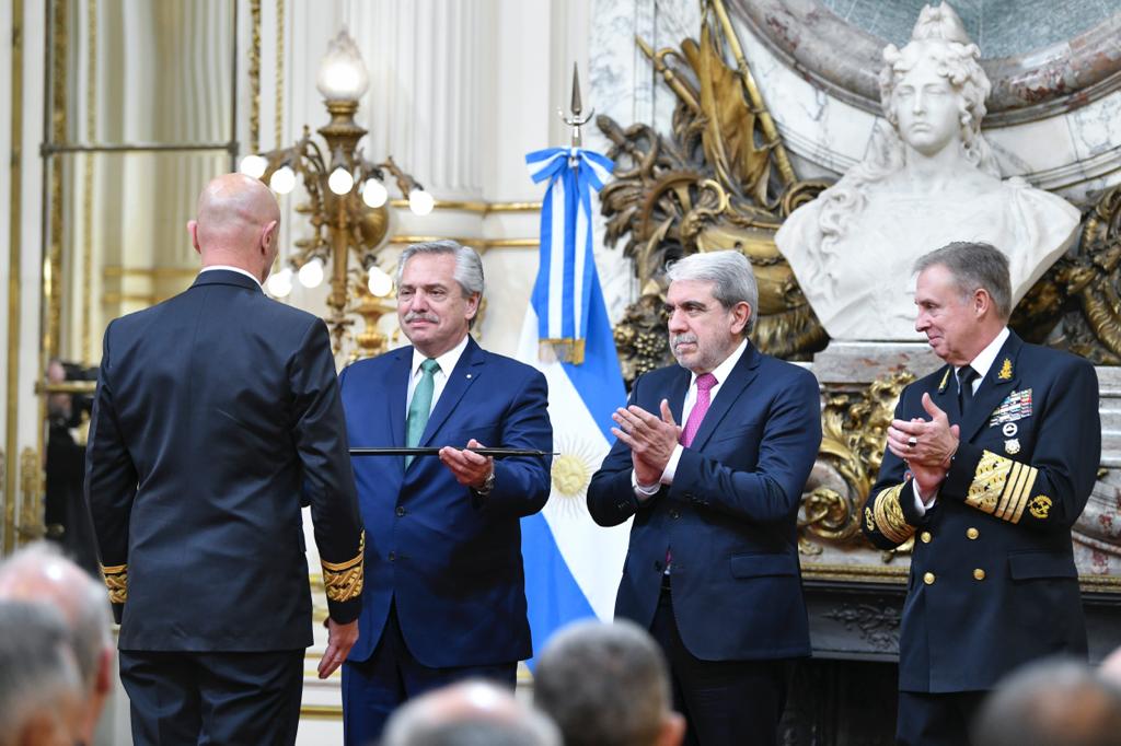 El Presidente entregó sables a oficiales ascendidos de las Fuerzas ...